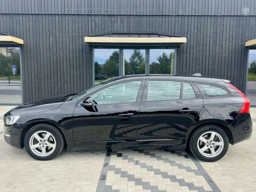 Melns Volvo V60 2017 Šauļi, ar dzinēja tilpumu 1.97 L un nobraukumu 215 tūkst. km par 6750 €, foto 6 vietnē AUTOMOTO.COM.LV