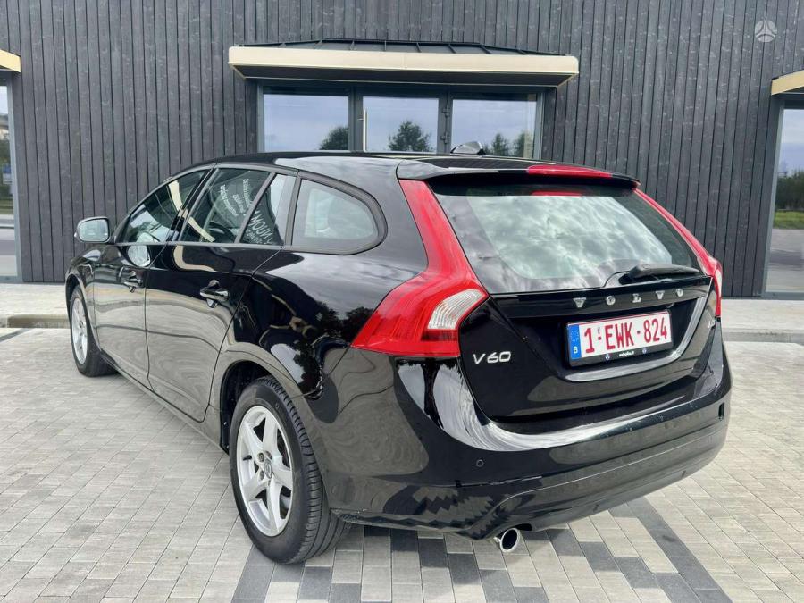 Melns Volvo V60 2017 Šauļi, ar dzinēja tilpumu 1.97 L un nobraukumu 215 tūkst. km par 6750 €, foto 8 vietnē AUTOMOTO.COM.LV