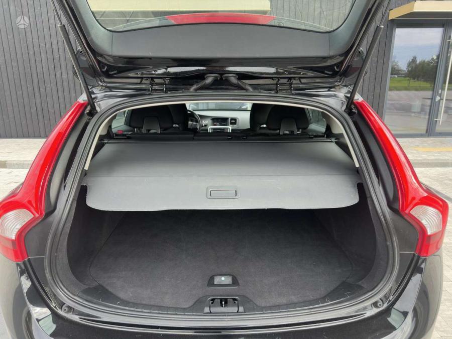 Melns Volvo V60 2017 Šauļi, ar dzinēja tilpumu 1.97 L un nobraukumu 215 tūkst. km par 6750 €, foto 15 vietnē AUTOMOTO.COM.LV