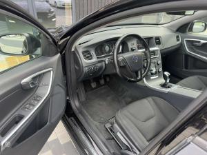 Melns Volvo V60 2017 Šauļi, ar dzinēja tilpumu 1.97 L un nobraukumu 215 tūkst. km par 6750 €, foto 17 vietnē AUTOMOTO.COM.LV
