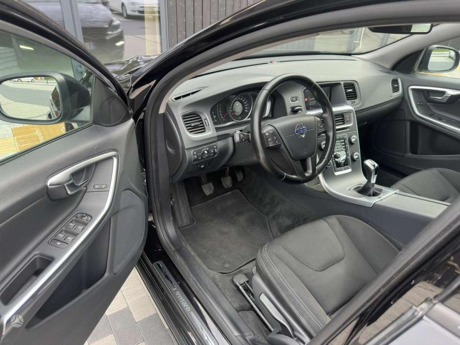 Melns Volvo V60 2017 Šauļi, ar dzinēja tilpumu 1.97 L un nobraukumu 215 tūkst. km par 6750 €, foto 17 vietnē AUTOMOTO.COM.LV