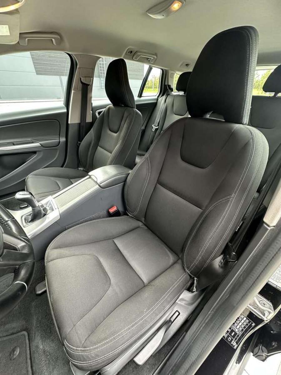 Melns Volvo V60 2017 Šauļi, ar dzinēja tilpumu 1.97 L un nobraukumu 215 tūkst. km par 6750 €, foto 18 vietnē AUTOMOTO.COM.LV