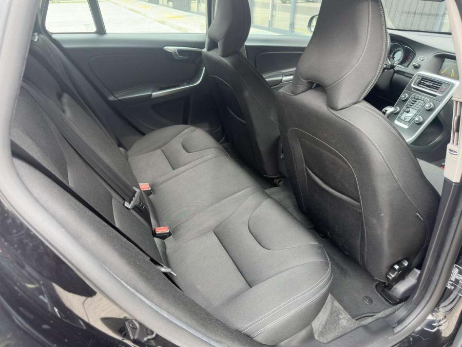 Melns Volvo V60 2017 Šauļi, ar dzinēja tilpumu 1.97 L un nobraukumu 215 tūkst. km par 6750 €, foto 23 vietnē AUTOMOTO.COM.LV
