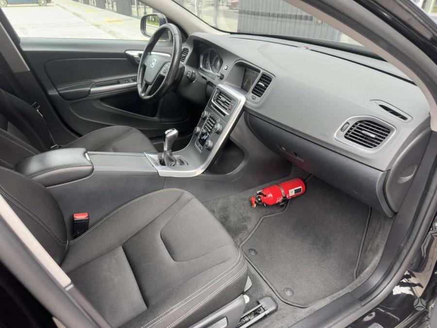 Melns Volvo V60 2017 Šauļi, ar dzinēja tilpumu 1.97 L un nobraukumu 215 tūkst. km par 6750 €, foto 24 vietnē AUTOMOTO.COM.LV