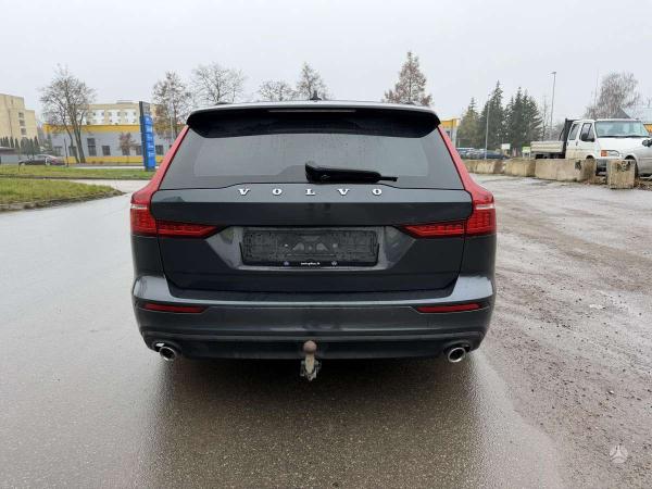 Black Volvo V60 2018 in Panevezys, with an engine capacity of 1.97 L and mileage of 236 thousand km for 12800 €, photo 5 on AUTOMOTO.COM.LV