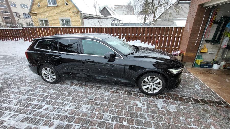 Black Volvo V60 2018 in Panevezys, with an engine capacity of 2.00 L and mileage of 300 thousand km for 12500 €, photo 2 on AUTOMOTO.COM.LV