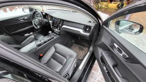 Black Volvo V60 2018 in Panevezys, with an engine capacity of 2.00 L and mileage of 300 thousand km for 12500 €, photo 9 on AUTOMOTO.COM.LV