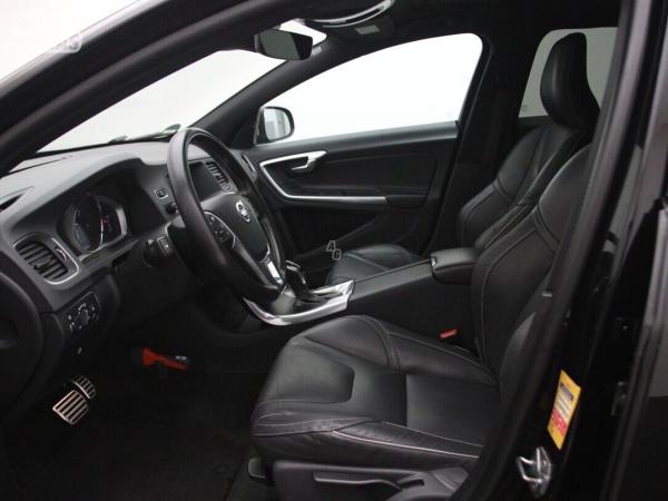 Black Volvo V60 2018 in Vilnius, with an engine capacity of 2.00 L and mileage of 200 thousand km for 13799 €, photo 4 on AUTOMOTO.COM.LV