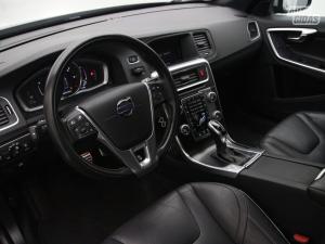 Black Volvo V60 2018 in Vilnius, with an engine capacity of 2.00 L and mileage of 200 thousand km for 13799 €, photo 16 on AUTOMOTO.COM.LV