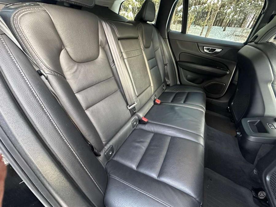 Black Volvo V60 2018 in Vilnius, with an engine capacity of 1.97 L and mileage of 315 thousand km for 12900 €, photo 27 on AUTOMOTO.COM.LV