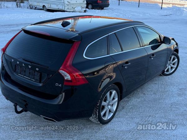 Black Volvo V60 2018 in Tartu, with an engine capacity of 2.00 L and mileage of 276 thousand km for 11499 €, photo 4 on AUTOMOTO.COM.LV
