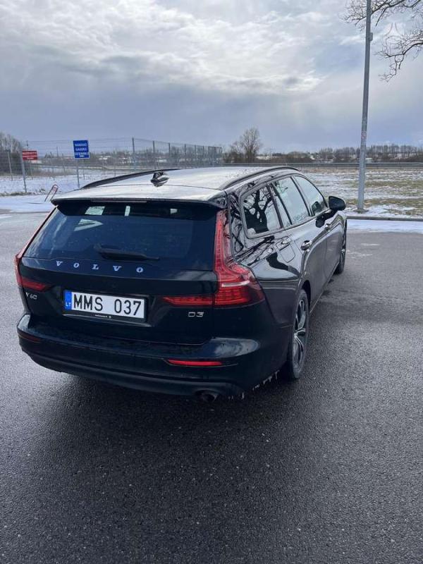 Black Volvo V60 2018 in Ukmerge, with an engine capacity of 2.00 L and mileage of 245 thousand km for 12500 €, photo 3 on AUTOMOTO.COM.LV