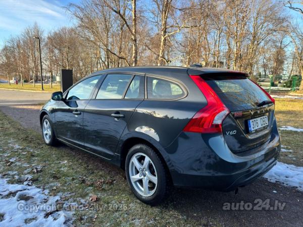 Black Volvo V60 2018 in Tallinn, with an engine capacity of 1.50 L and mileage of 133 thousand km for 11990 €, photo 2 on AUTOMOTO.COM.LV