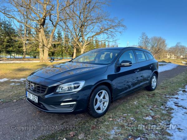Black Volvo V60 2018 in Tallinn, with an engine capacity of 1.50 L and mileage of 133 thousand km for 11990 €, photo 3 on AUTOMOTO.COM.LV