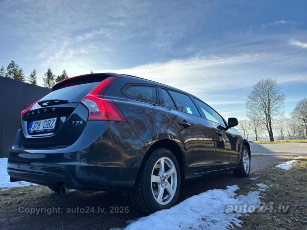 Black Volvo V60 2018 in Tallinn, with an engine capacity of 1.50 L and mileage of 133 thousand km for 11990 €, photo 4 on AUTOMOTO.COM.LV