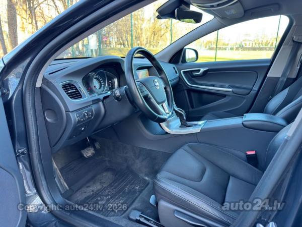 Black Volvo V60 2018 in Tallinn, with an engine capacity of 1.50 L and mileage of 133 thousand km for 11990 €, photo 9 on AUTOMOTO.COM.LV