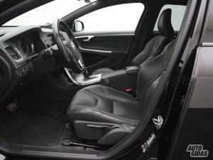 Black Volvo V60 2018 in Vilnius, with an engine capacity of 2.00 L and mileage of 254 thousand km for 11199 €, photo 5 on AUTOMOTO.COM.LV
