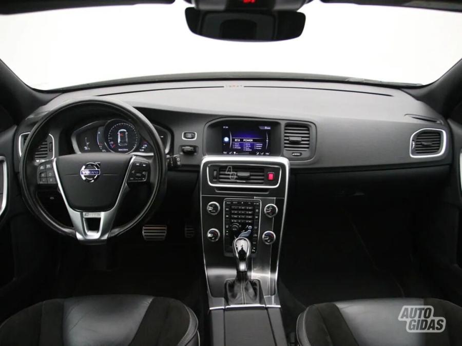Black Volvo V60 2018 in Vilnius, with an engine capacity of 2.00 L and mileage of 204 thousand km for 13399 €, photo 3 on AUTOMOTO.COM.LV