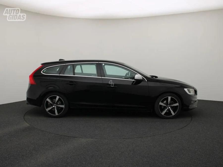Black Volvo V60 2018 in Vilnius, with an engine capacity of 2.00 L and mileage of 204 thousand km for 13399 €, photo 10 on AUTOMOTO.COM.LV