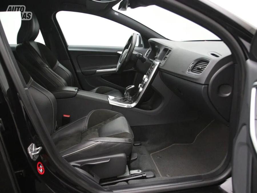 Black Volvo V60 2018 in Vilnius, with an engine capacity of 2.00 L and mileage of 204 thousand km for 13399 €, photo 15 on AUTOMOTO.COM.LV