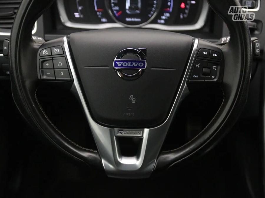 Black Volvo V60 2018 in Vilnius, with an engine capacity of 2.00 L and mileage of 204 thousand km for 13399 €, photo 19 on AUTOMOTO.COM.LV