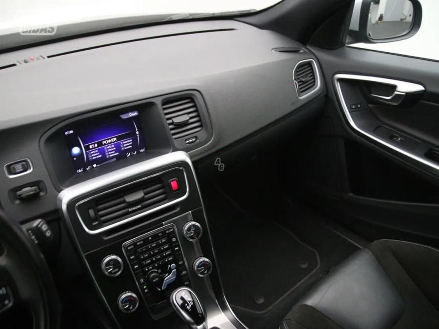 Black Volvo V60 2018 in Vilnius, with an engine capacity of 2.00 L and mileage of 204 thousand km for 13399 €, photo 22 on AUTOMOTO.COM.LV