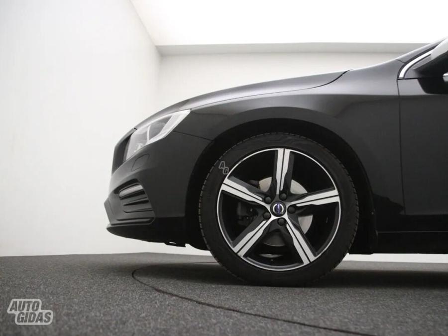 Black Volvo V60 2018 in Vilnius, with an engine capacity of 2.00 L and mileage of 204 thousand km for 13399 €, photo 29 on AUTOMOTO.COM.LV