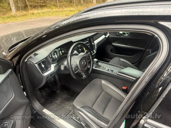 Black Volvo V60 2018 in Tallinn, with an engine capacity of 2.00 L and mileage of 144 thousand km for 15999 €, photo 5 on AUTOMOTO.COM.LV