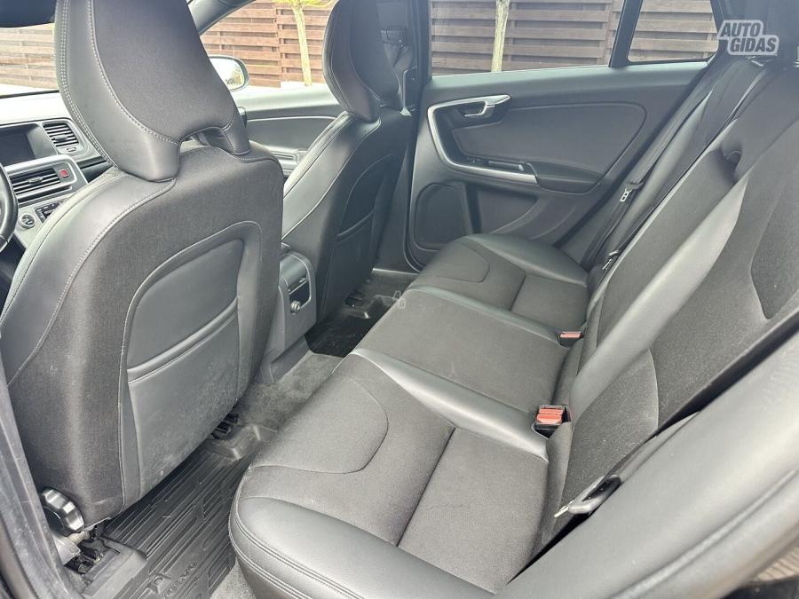 Melns Volvo V60 2018 Klaipėda, ar dzinēja tilpumu 2.40 L un nobraukumu 204 tūkst. km par 9300 €, foto 18 vietnē AUTOMOTO.COM.LV