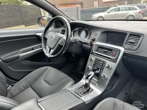 Black Volvo V60 2018 in Klaipeda, with an engine capacity of 2.40 L and mileage of 204 thousand km for 9300 €, photo 15 on AUTOMOTO.COM.LV