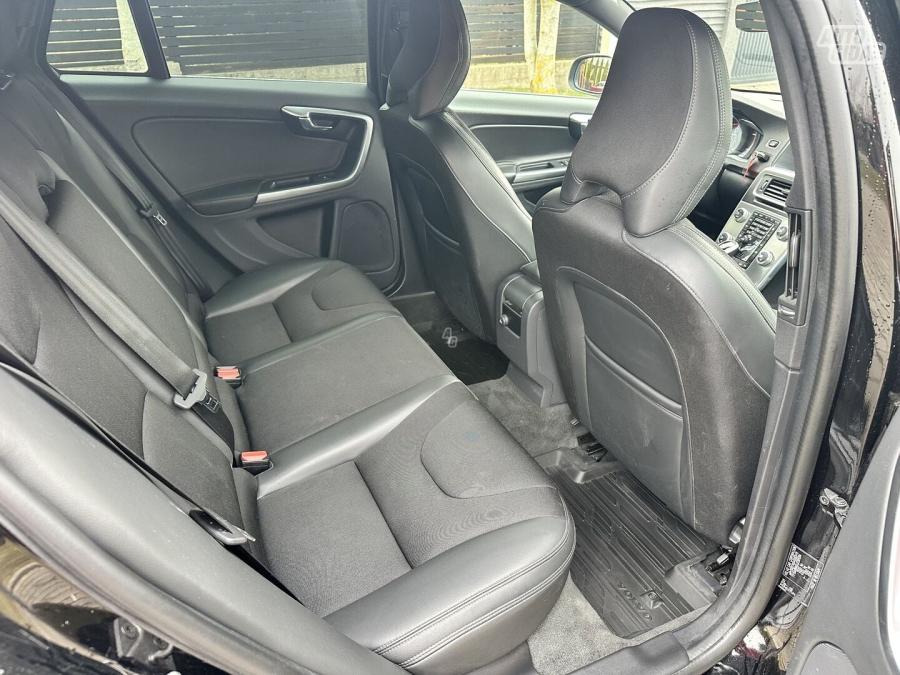 Black Volvo V60 2018 in Klaipeda, with an engine capacity of 2.40 L and mileage of 204 thousand km for 9300 €, photo 17 on AUTOMOTO.COM.LV