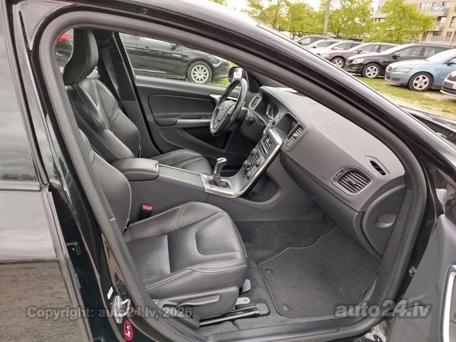 Melns Volvo V60 2018 Rakvere, ar dzinēja tilpumu 2.00 L un nobraukumu 238 tūkst. km par 9900 €, foto 11 vietnē AUTOMOTO.COM.LV