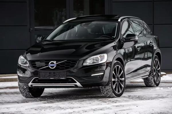 Black Volvo V60 2018 in Jelgava, with an engine capacity of 2.00 L and mileage of 264 thousand km for 12500 €, photo 1 on AUTOMOTO.COM.LV