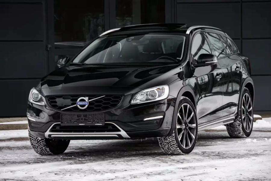 Melns Volvo V60 2018 Jelgava, ar dzinēja tilpumu 2.00 L un nobraukumu 264 tūkst. km par 12500 €, foto 1 vietnē AUTOMOTO.COM.LV