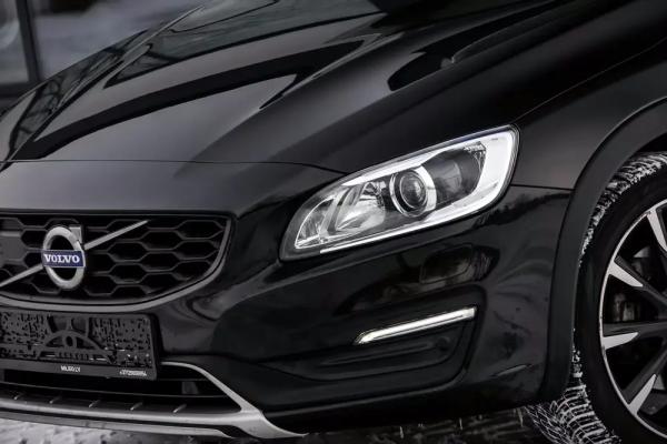 Black Volvo V60 2018 in Jelgava, with an engine capacity of 2.00 L and mileage of 264 thousand km for 12500 €, photo 2 on AUTOMOTO.COM.LV