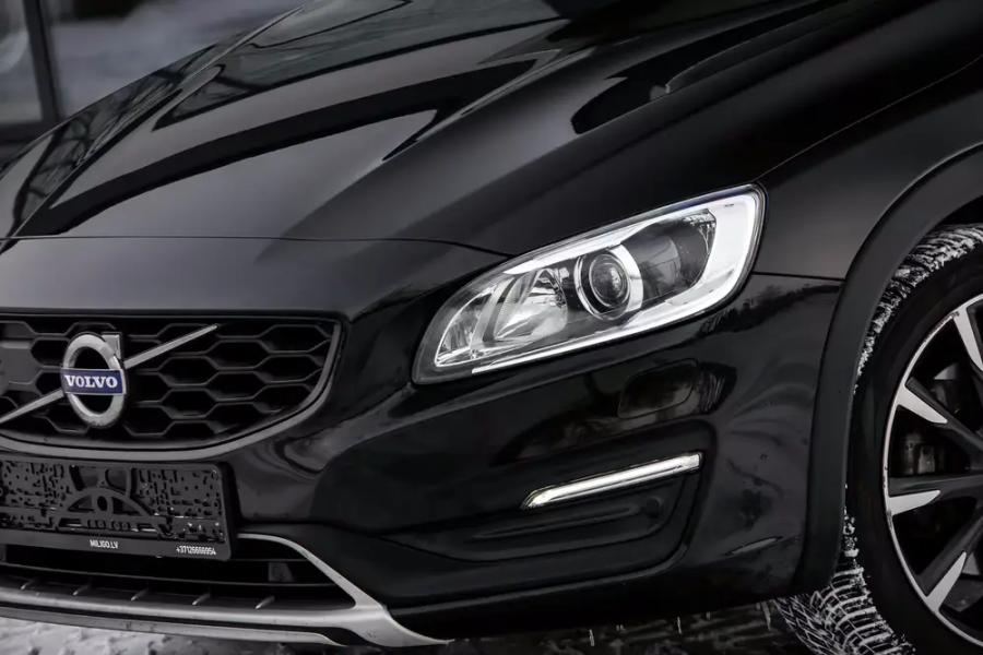 Melns Volvo V60 2018 Jelgava, ar dzinēja tilpumu 2.00 L un nobraukumu 264 tūkst. km par 12500 €, foto 3 vietnē AUTOMOTO.COM.LV