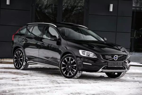 Black Volvo V60 2018 in Jelgava, with an engine capacity of 2.00 L and mileage of 264 thousand km for 12500 €, photo 3 on AUTOMOTO.COM.LV