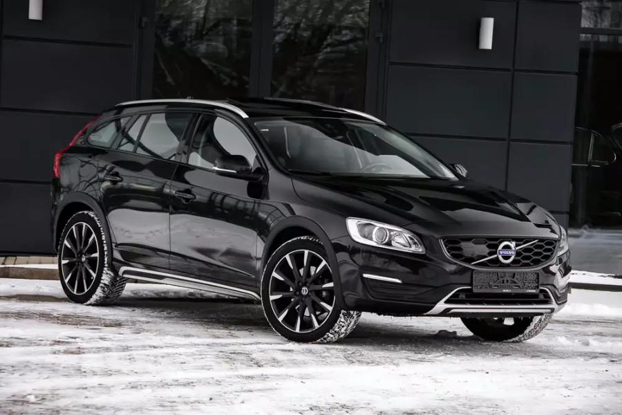 Melns Volvo V60 2018 Jelgava, ar dzinēja tilpumu 2.00 L un nobraukumu 264 tūkst. km par 12500 €, foto 4 vietnē AUTOMOTO.COM.LV