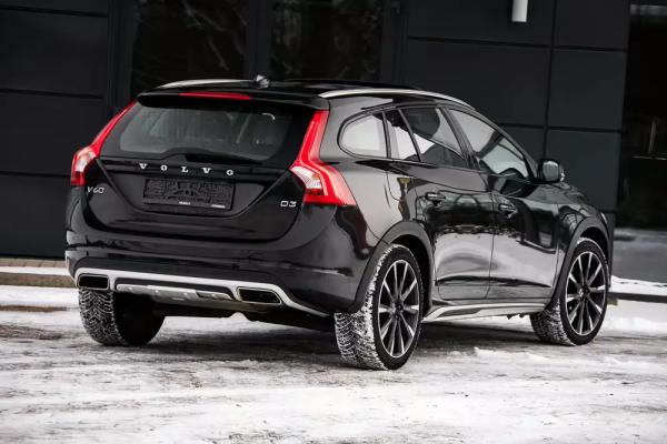 Black Volvo V60 2018 in Jelgava, with an engine capacity of 2.00 L and mileage of 264 thousand km for 12500 €, photo 4 on AUTOMOTO.COM.LV