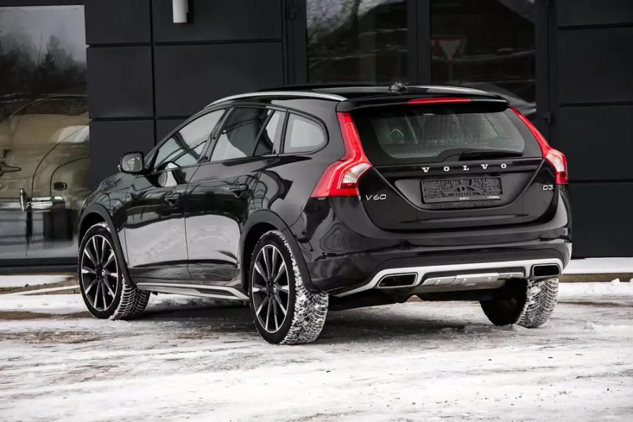 Melns Volvo V60 2018 Jelgava, ar dzinēja tilpumu 2.00 L un nobraukumu 264 tūkst. km par 12500 €, foto 7 vietnē AUTOMOTO.COM.LV