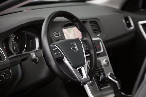 Black Volvo V60 2018 in Jelgava, with an engine capacity of 2.00 L and mileage of 264 thousand km for 12500 €, photo 7 on AUTOMOTO.COM.LV
