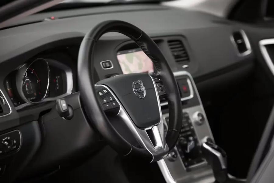 Melns Volvo V60 2018 Jelgava, ar dzinēja tilpumu 2.00 L un nobraukumu 264 tūkst. km par 12500 €, foto 8 vietnē AUTOMOTO.COM.LV