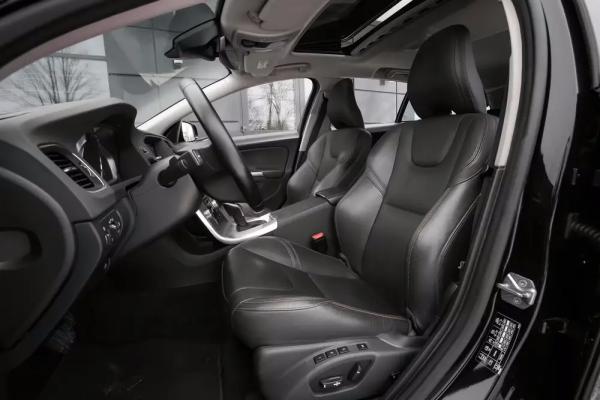 Black Volvo V60 2018 in Jelgava, with an engine capacity of 2.00 L and mileage of 264 thousand km for 12500 €, photo 8 on AUTOMOTO.COM.LV