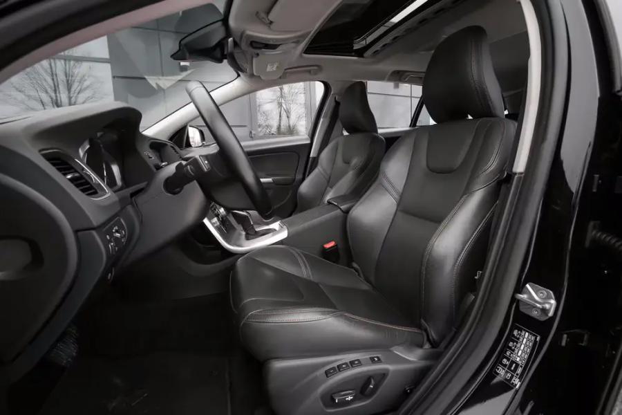 Melns Volvo V60 2018 Jelgava, ar dzinēja tilpumu 2.00 L un nobraukumu 264 tūkst. km par 12500 €, foto 9 vietnē AUTOMOTO.COM.LV