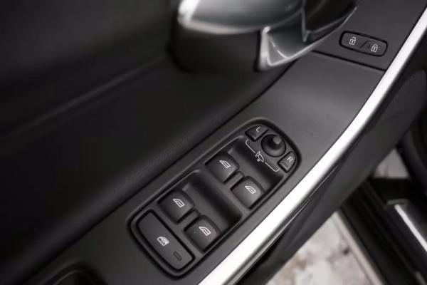 Black Volvo V60 2018 in Jelgava, with an engine capacity of 2.00 L and mileage of 264 thousand km for 12500 €, photo 9 on AUTOMOTO.COM.LV