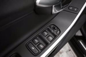 Melns Volvo V60 2018 Jelgava, ar dzinēja tilpumu 2.00 L un nobraukumu 264 tūkst. km par 12500 €, foto 10 vietnē AUTOMOTO.COM.LV