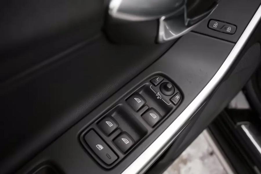 Melns Volvo V60 2018 Jelgava, ar dzinēja tilpumu 2.00 L un nobraukumu 264 tūkst. km par 12500 €, foto 10 vietnē AUTOMOTO.COM.LV