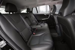Melns Volvo V60 2018 Jelgava, ar dzinēja tilpumu 2.00 L un nobraukumu 264 tūkst. km par 12500 €, foto 11 vietnē AUTOMOTO.COM.LV