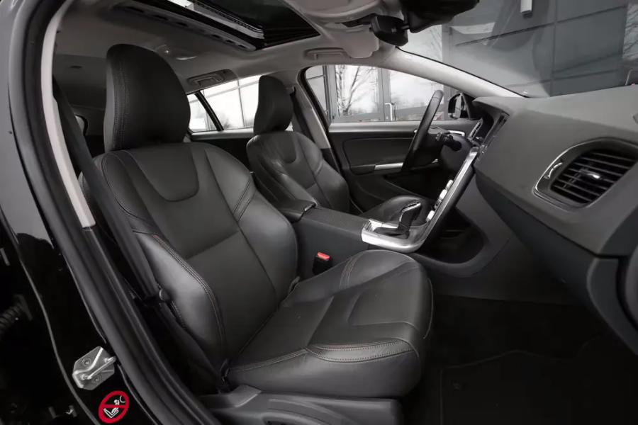 Melns Volvo V60 2018 Jelgava, ar dzinēja tilpumu 2.00 L un nobraukumu 264 tūkst. km par 12500 €, foto 12 vietnē AUTOMOTO.COM.LV