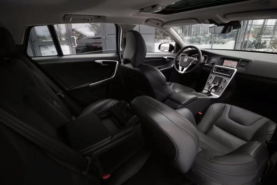Melns Volvo V60 2018 Jelgava, ar dzinēja tilpumu 2.00 L un nobraukumu 264 tūkst. km par 12500 €, foto 13 vietnē AUTOMOTO.COM.LV